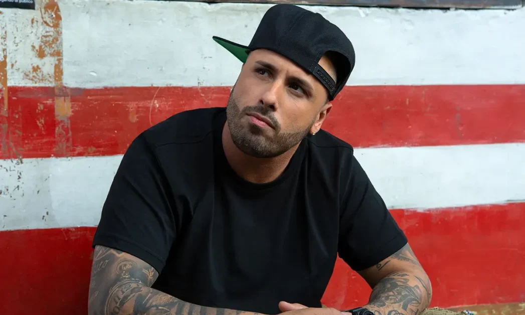 ¿Qué plugins y efectos utiliza Nicky Jam en el estudio?